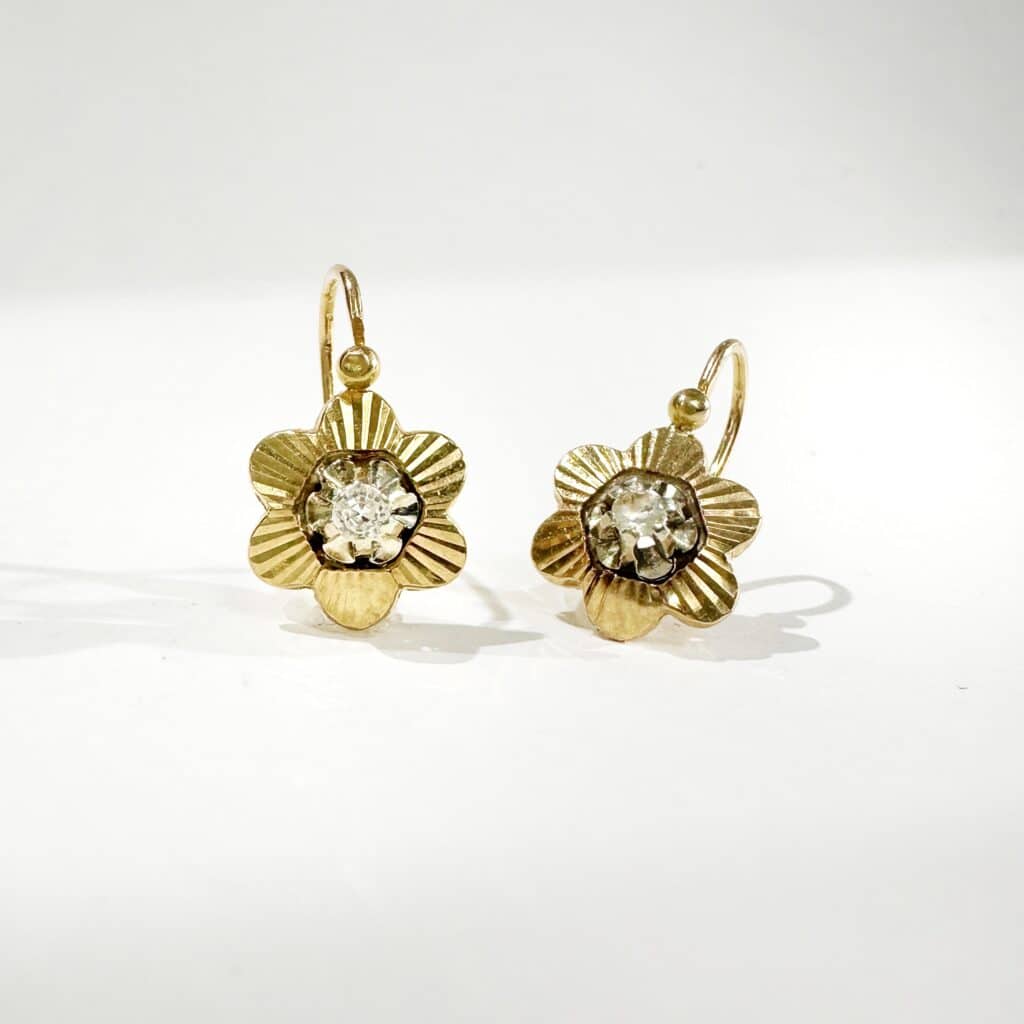 Dormeuses fleurs or et saphirs blancs "Clarisse" | ÓNÍSÌ PARIS