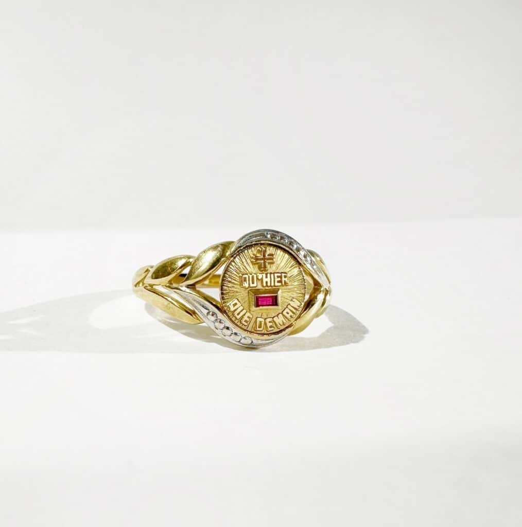 Augis gold and ruby signet ring "Rosalind" | ÓNÍSÌ PARIS