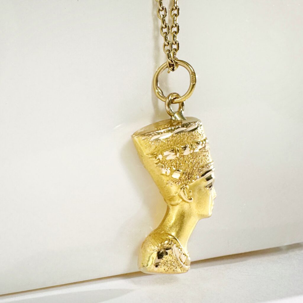 Gold Nefertiti pendant "Nubia" | ÓNÍSÌ PARIS