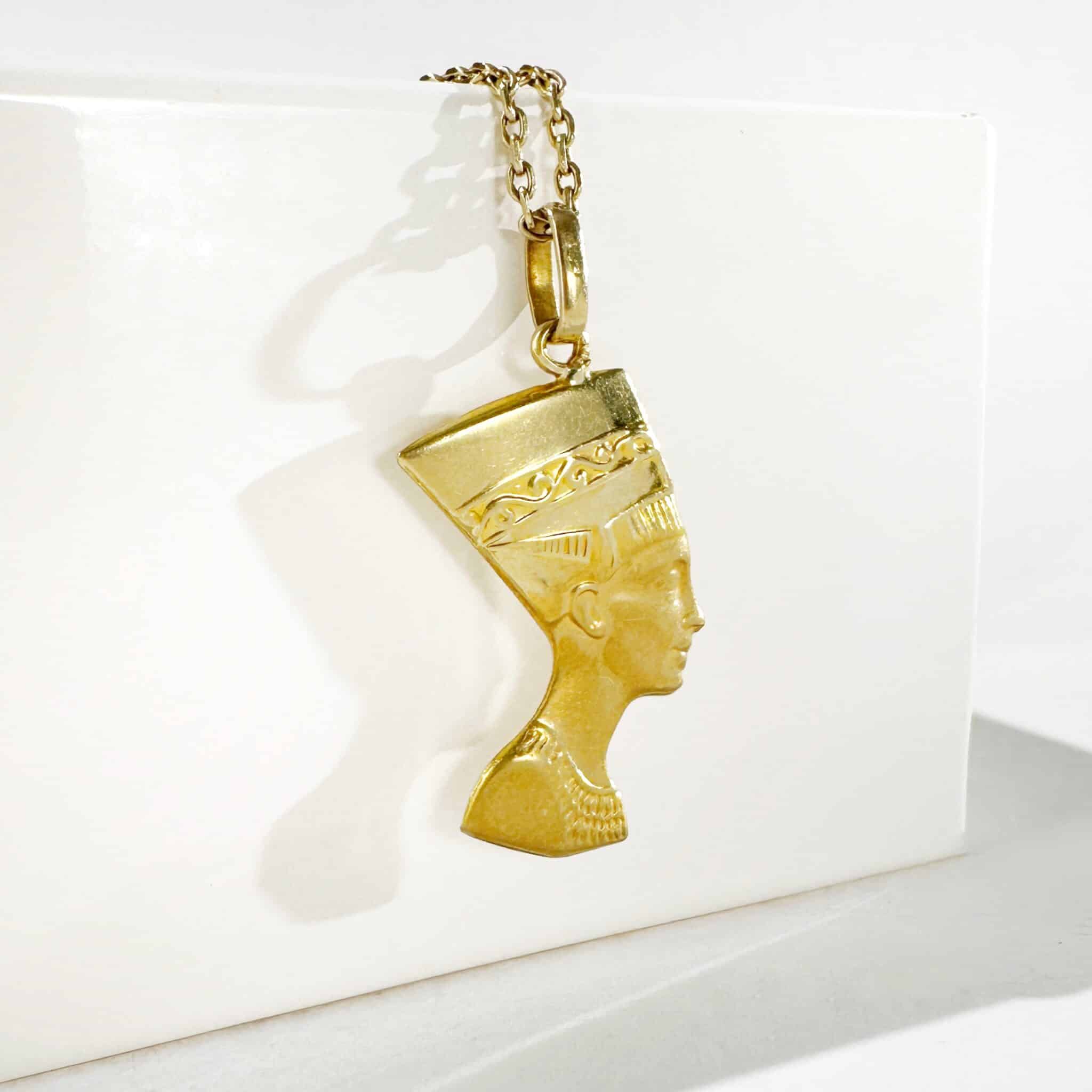 Gold Nefertiti pendant "Shani" | ÓNÍSÌ PARIS