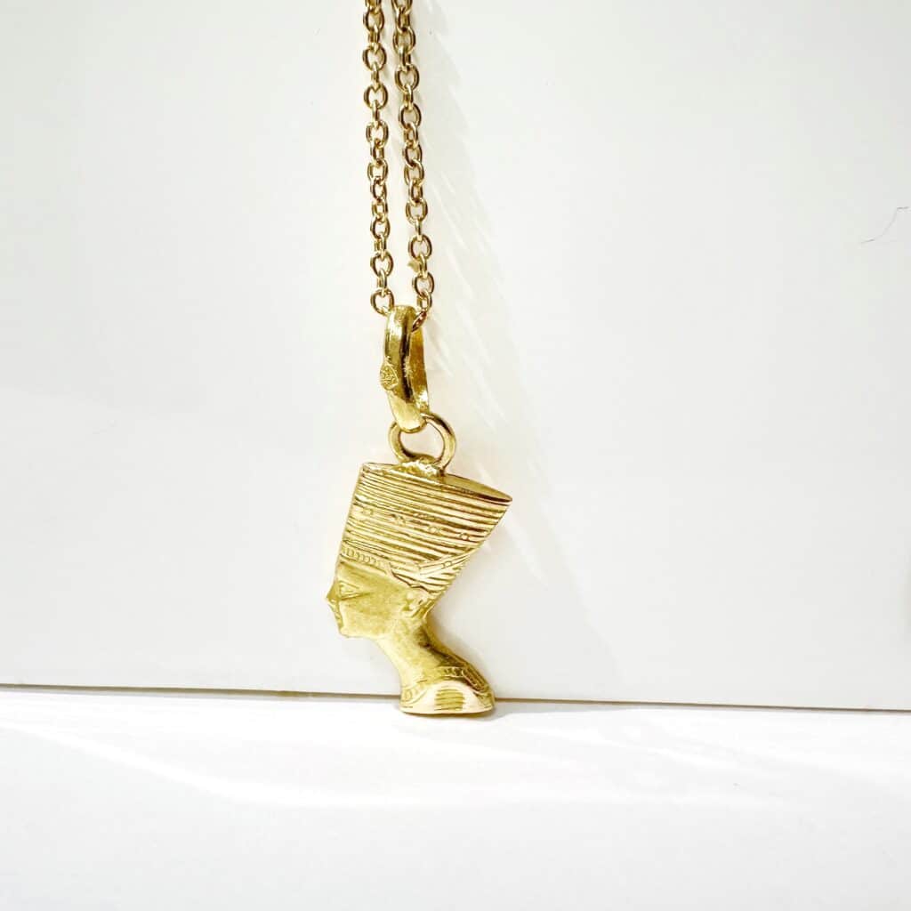 Gold Nefertiti pendant "Nubila" | ÓNÍSÌ PARIS