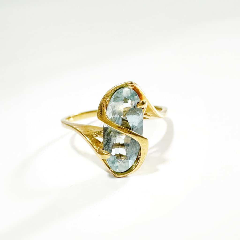 Gold and marquise-cut aquamarine solitaire ring "Marea" | ÓNÍSÌ PARIS
