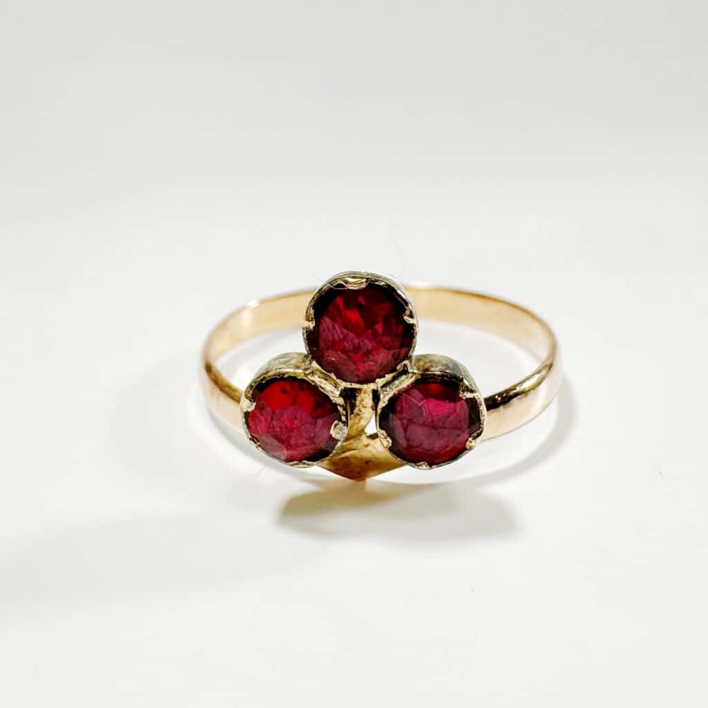 Yellow gold and ruby ring "Garancia" | ÓNÍSÌ PARIS