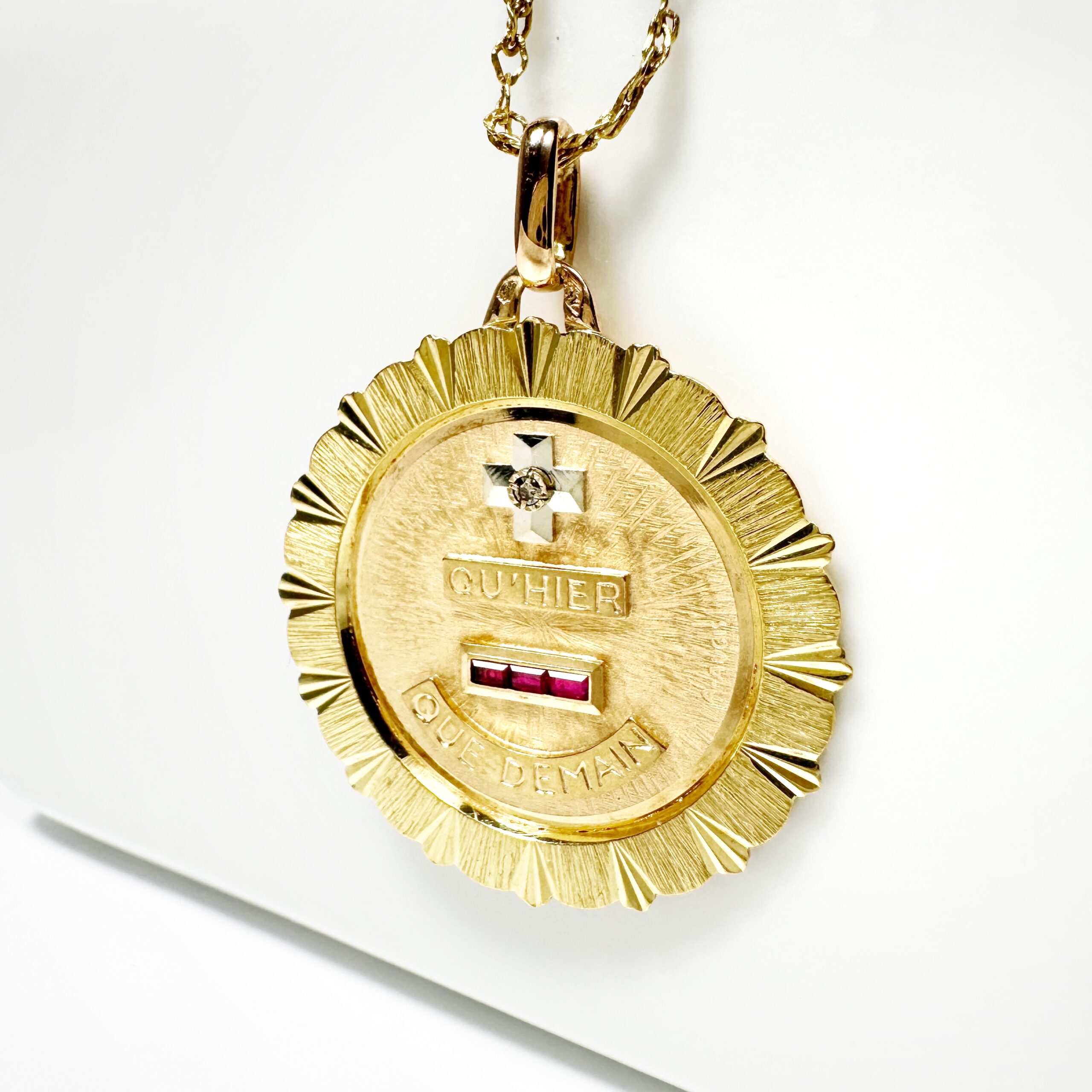 Augis Love Medal Gold, Ruby and Diamond "Rosine" | ÓNÍSÌ PARIS