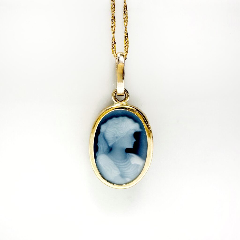 Pendentif camée bleu sardonyx rubané "Toinette" | ÓNÍSÌ PARIS