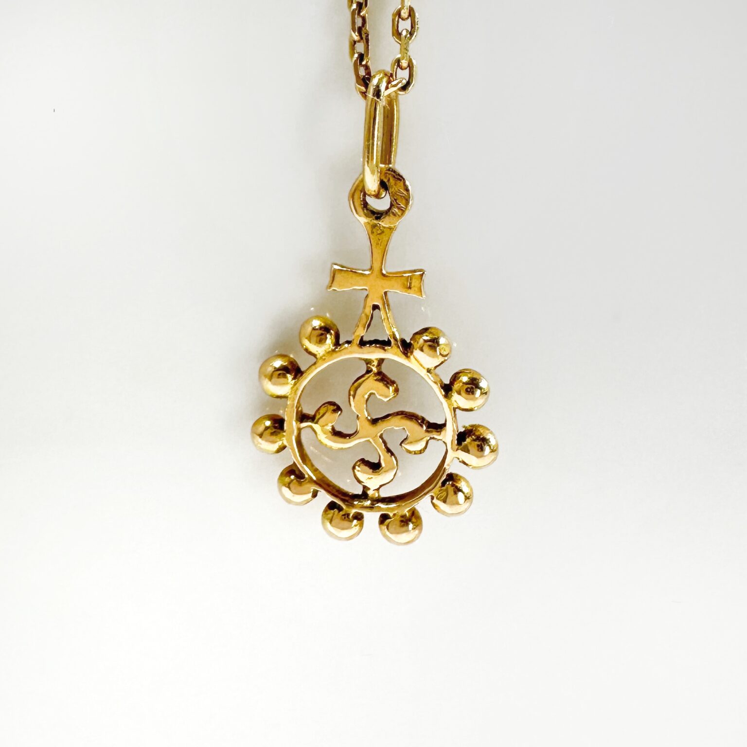 Gold Basque cross pendant "Lalba" | ÓNÍSÌ PARIS