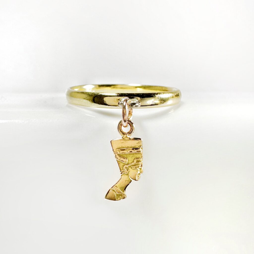 Gold Nefertiti charm ring "Nubia" | ÓNÍSÌ PARIS